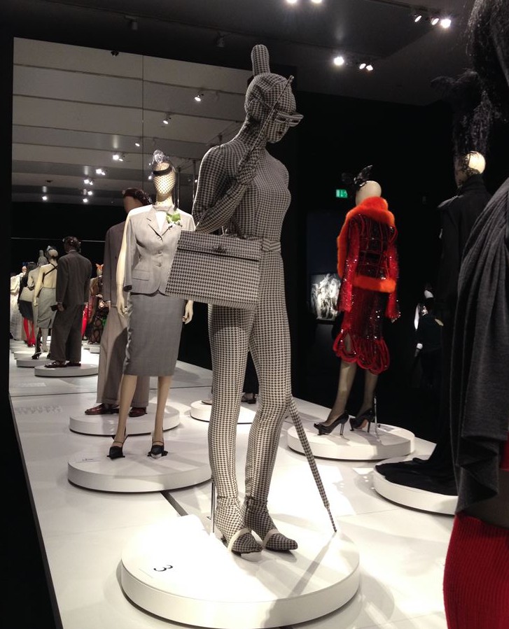 Jean Paul Gaultier - zwischen Matrosenhemd und Spitzenschleier | Mode ...